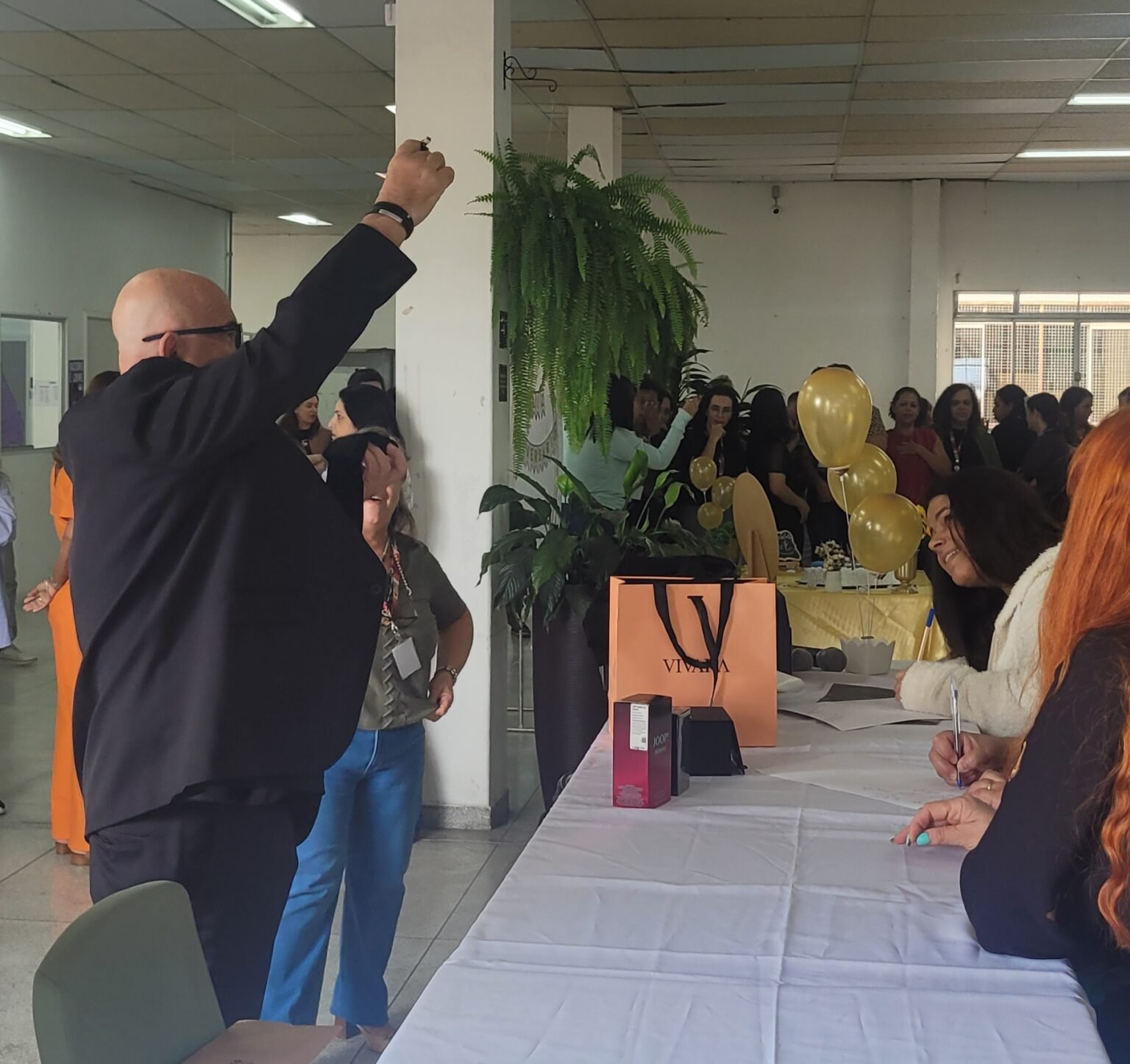 Diretor Regional Celebra com os servidores seu aniversário. – DREMP / SMESP