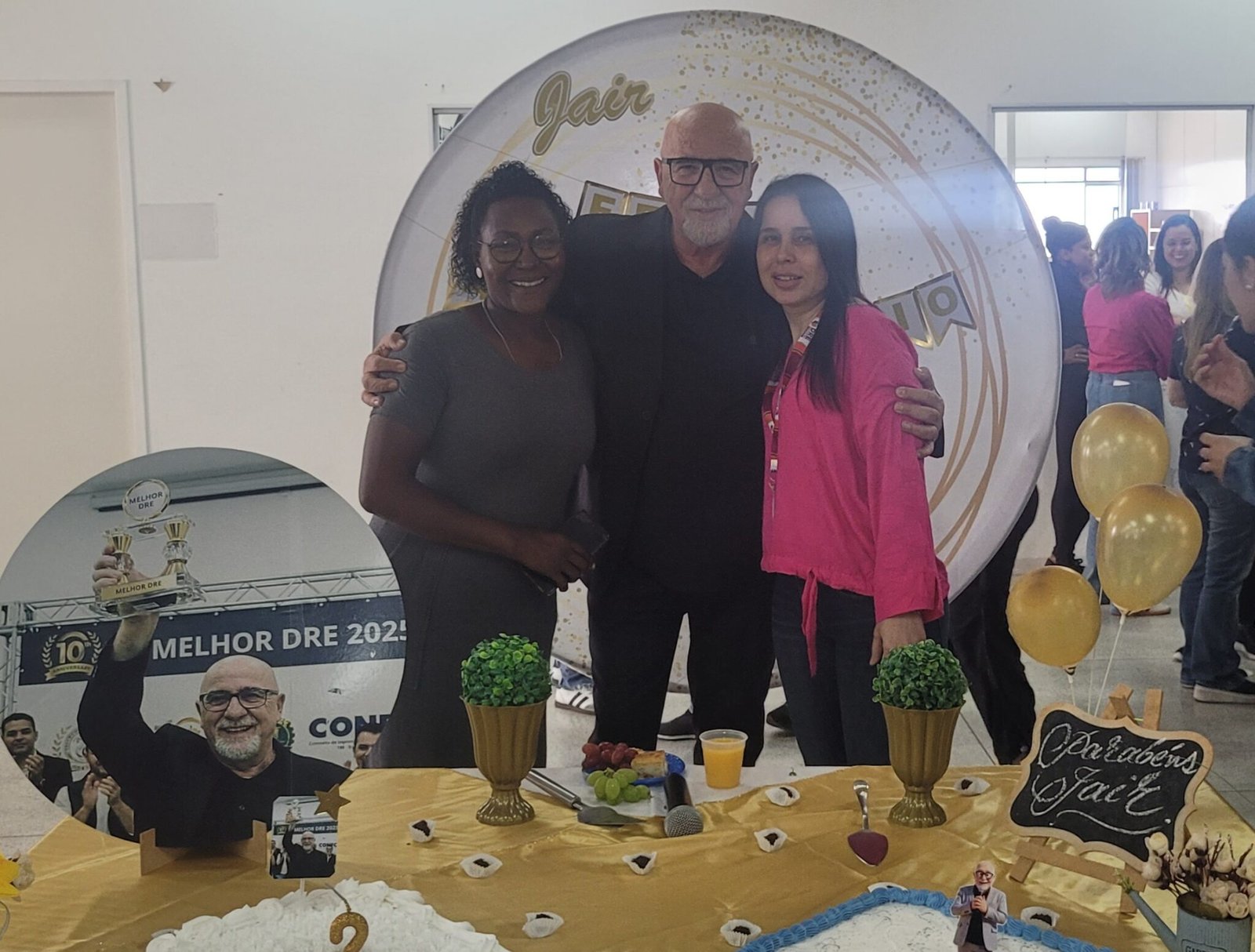 Diretor Regional Celebra com os servidores seu aniversário. – DREMP / SMESP