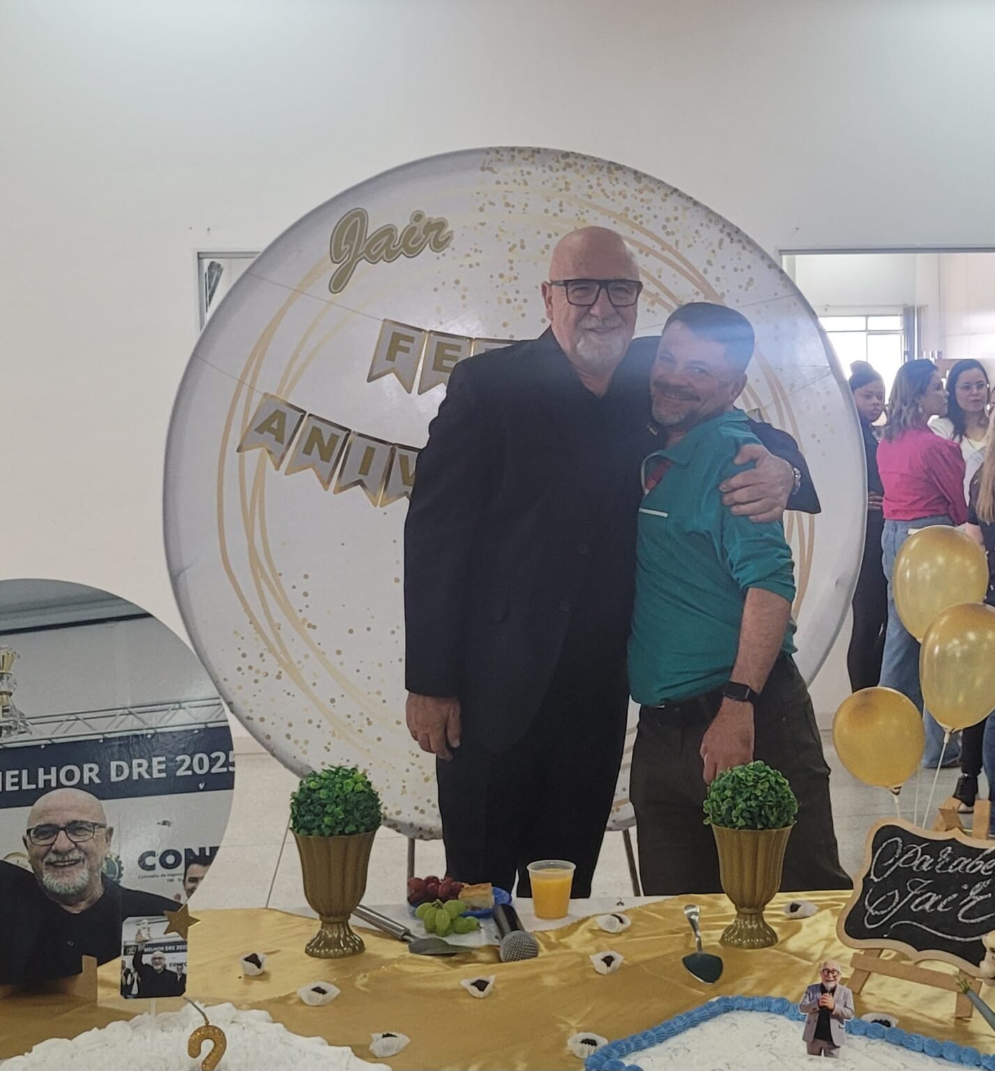Diretor Regional Celebra com os servidores seu aniversário. – DREMP / SMESP