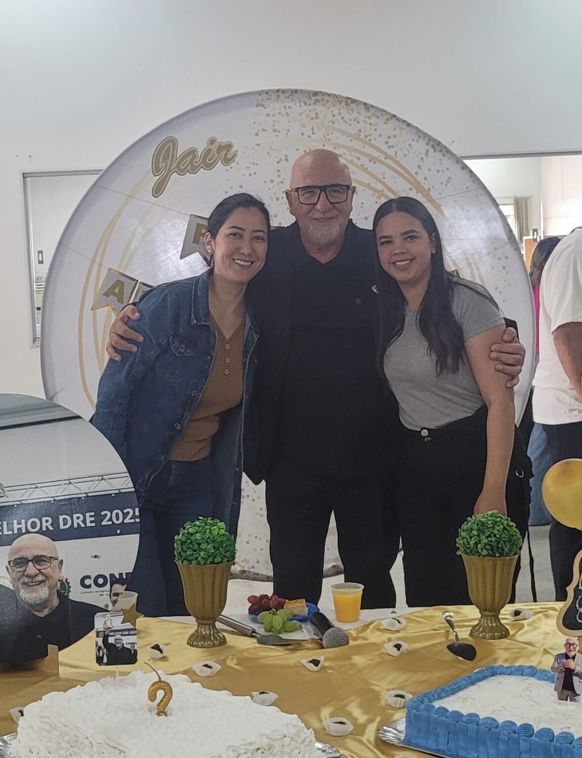 Diretor Regional Celebra com os servidores seu aniversário. – DREMP / SMESP